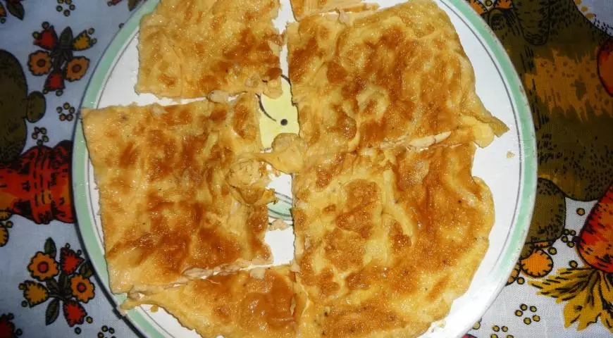 Izrežite omlet na kriške za sendviče