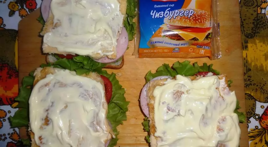 Diele op 'e Sandwich Omelet en Smear troch mayonaise