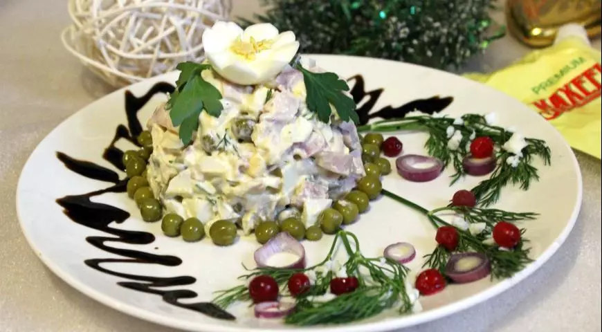 Festlicher Tintenfisch- und Hühnchensalat