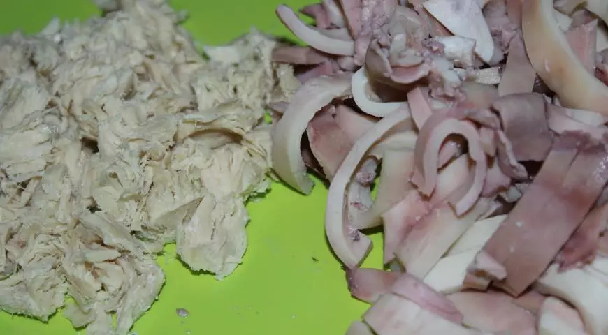 Para la ensalada cortamos el filete de pollo y calamar.