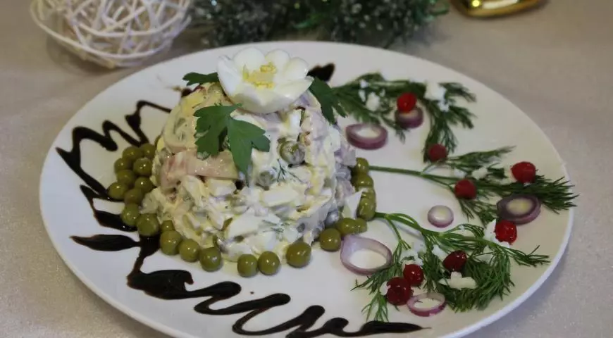 Festlig salat af blæksprutte og kylling klar til bordet