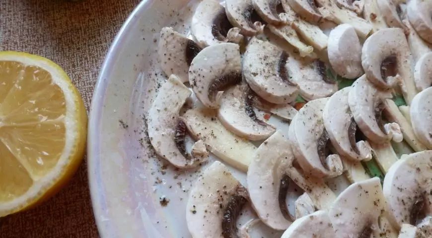 champignons 얇고 접시에 밖으로 나간다