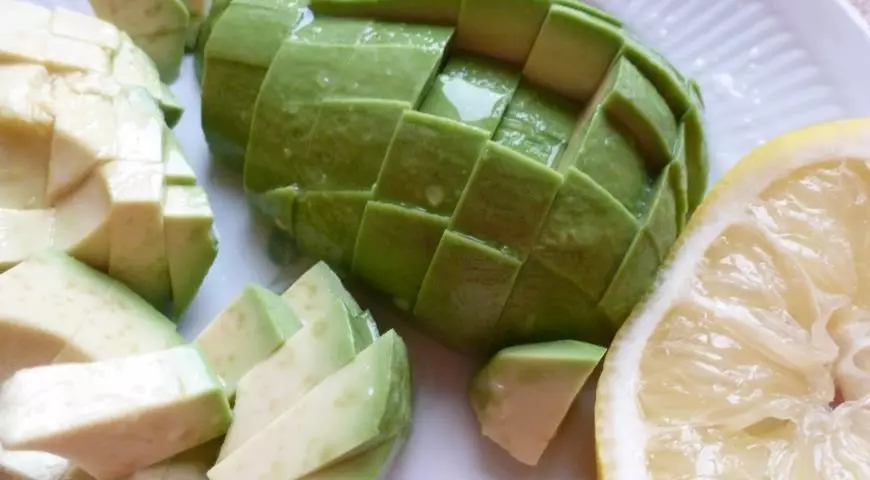 Aguacate cortando un cubo