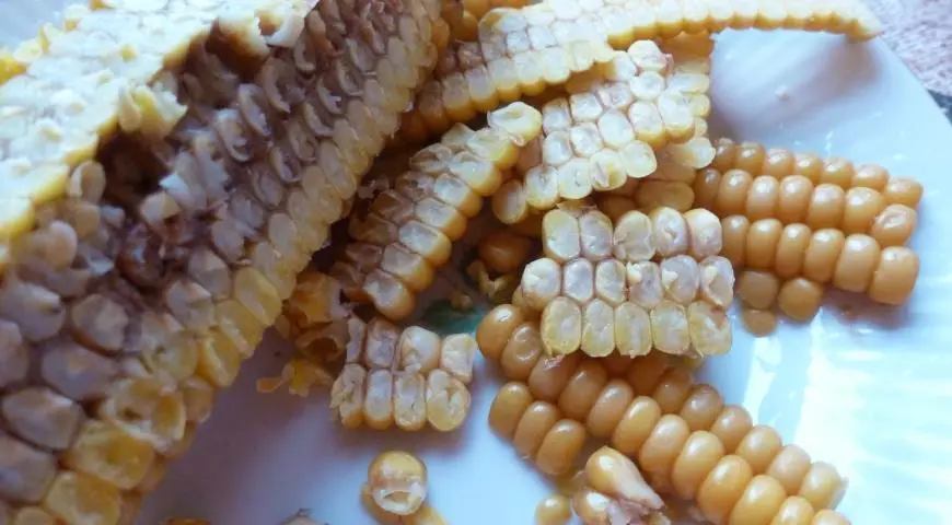 Cortar o gran con millo cocido, establece nunha placa de ensalada