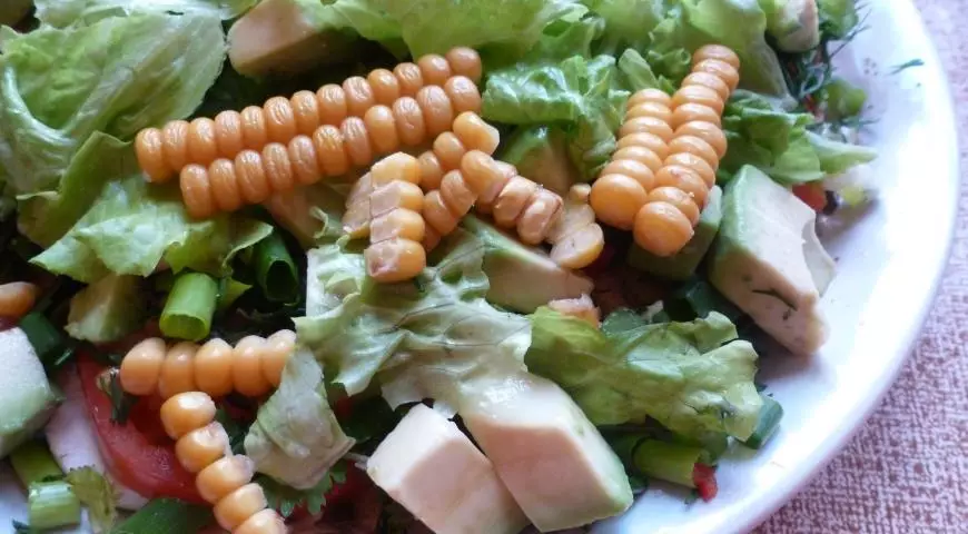 Engade avocados, rodajas de peixe salgado e ensalada alimentar a cea para a mesa