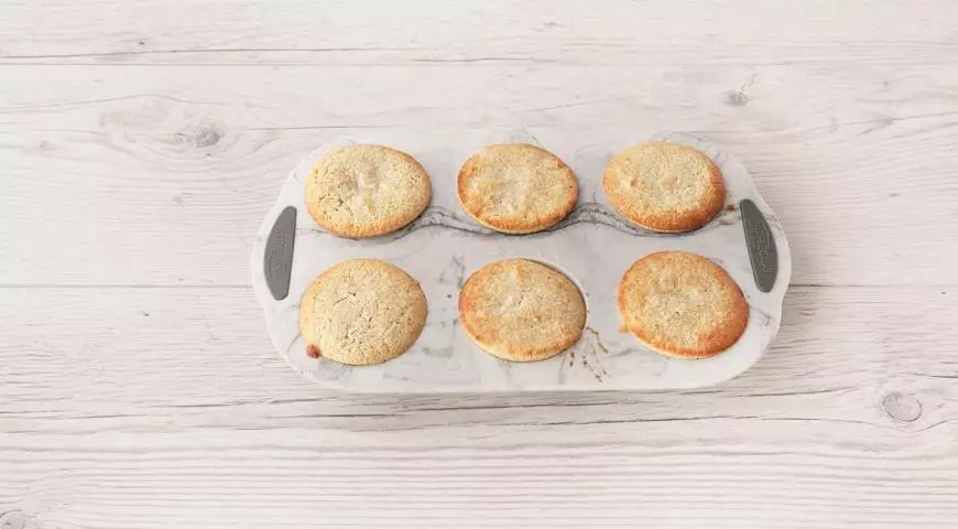 Stock foto Recepta de cuina: magdalenes ametllers amb gerds, pas número 5