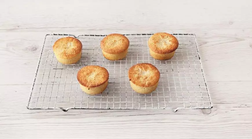 Foto de la preparació d'una recepta: cupcakes d'ametlla amb gerds, pas número 6