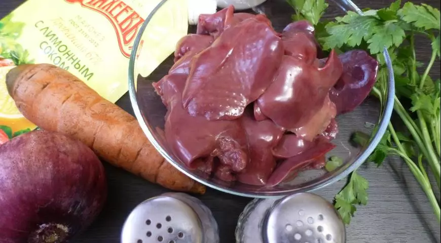 Preparando ingredientes para ensalada con hígado de pollo.