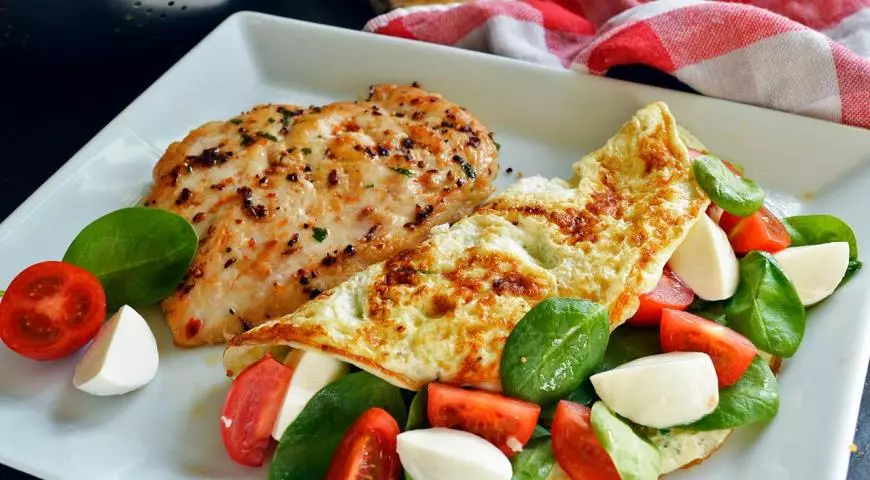 Chicken steak na omelet cherị na mozarella