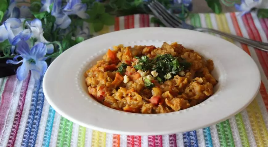 Cilantro மற்றும் Walnut உடன் காரமான சிவப்பு பருப்புகள்