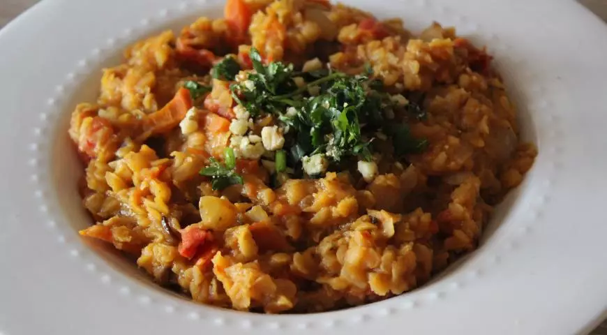 Masakan lentil abang sing pedhes karo cilantro lan walnut