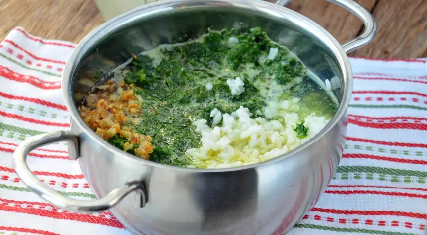 در یک ظرف برنج پخته شده و سبزیجات پخته شده
