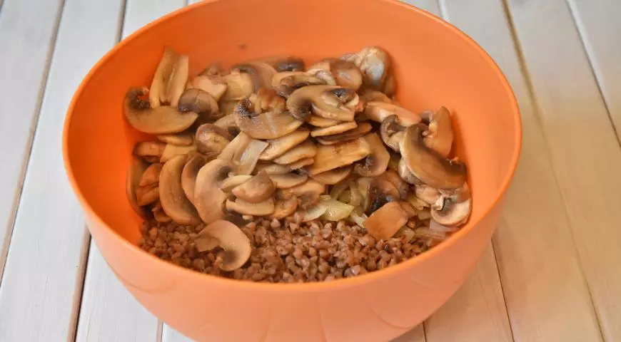 Laïra dans le poulet remplissant du sarrasin avec des champignons et des oignons