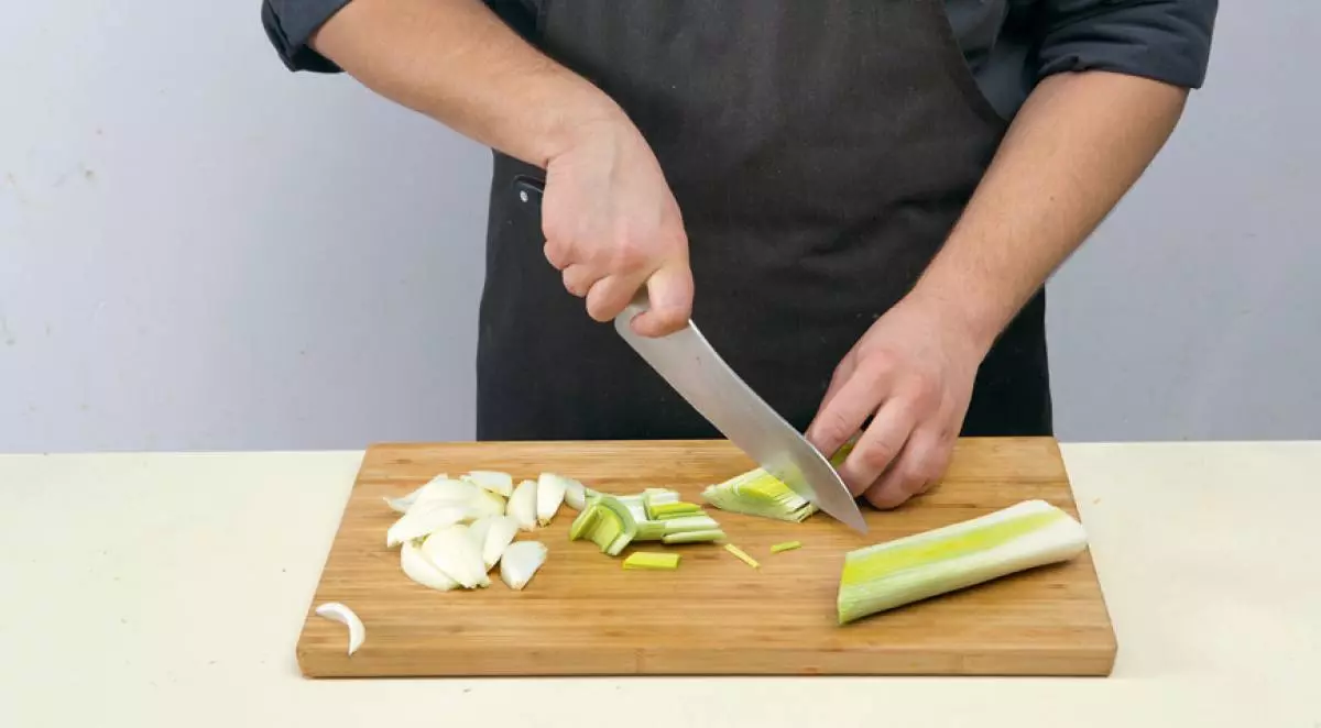 Stock Foto Kachen Rezept: Rëndfleesch Broscht mat Geméis an décke Sauce, Schrëtt Nummer 1