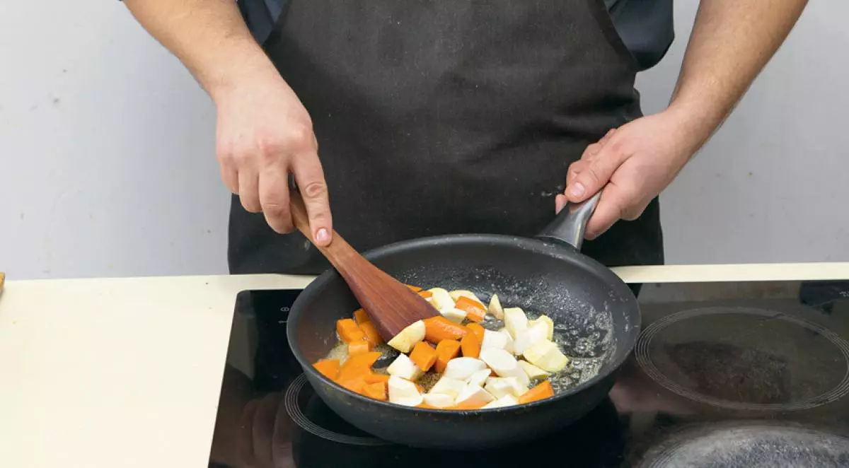 Oideas Cócaireachta Stoc Foto: Cíche Mairteola le glasraí i anlann tiubh, céim uimhir 2