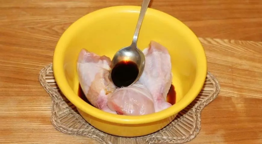 Spicy græskar med kylling, hælde ben til Teriyaki sauce