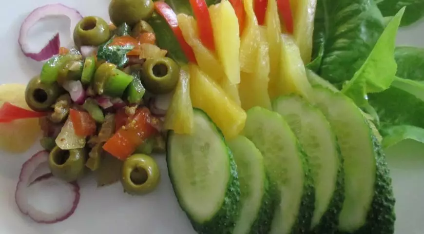 Fruit en plantaardige salade mei pittige saus