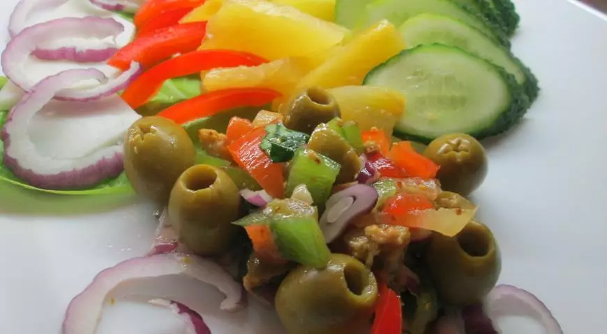 Masak salad buah lan sayur-sayuran sing cerah karo saos pedhes