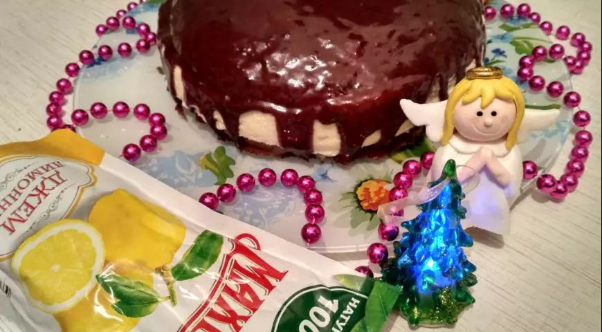 Zlomeniny koláče so smotanou, vtáčie tortu mlieko s kempolinou s čokoládovou glazúrou