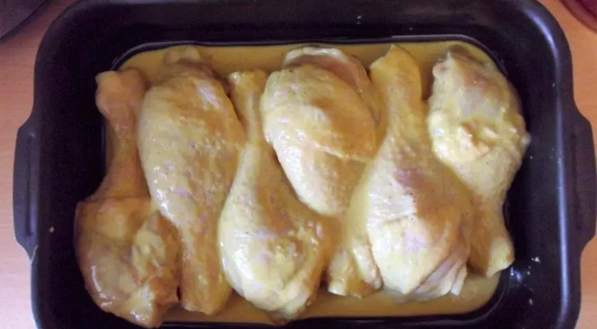 Cuocere le gambe di pollo in una marinata di senape-cremoso nel forno