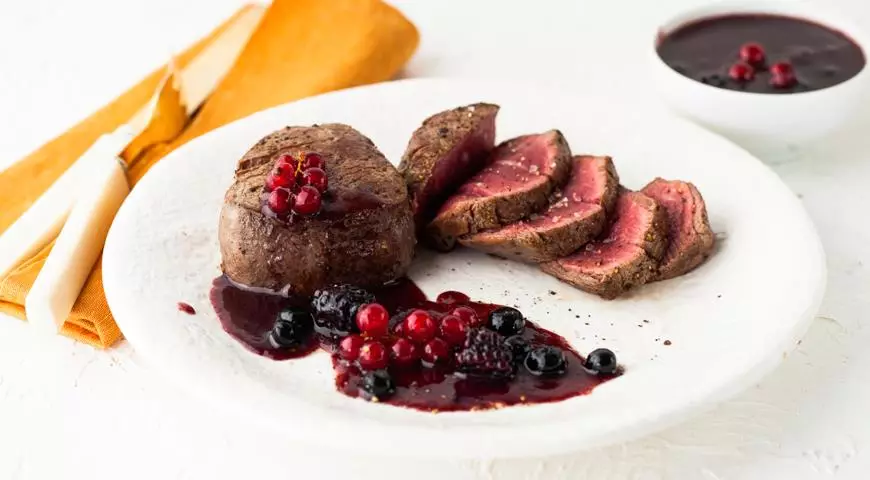 I-Beef ye-Teecloin nge-berry sauce