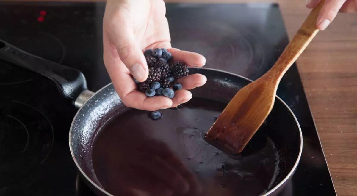 Photo Matreiðsla Uppskrift: Skurður nektar með Berry Sauce, Skref númer 4