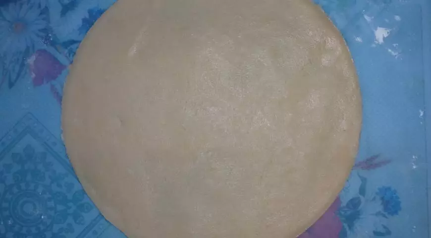 Rollen Sie den Teig für Kuchen in dünnen Pellets