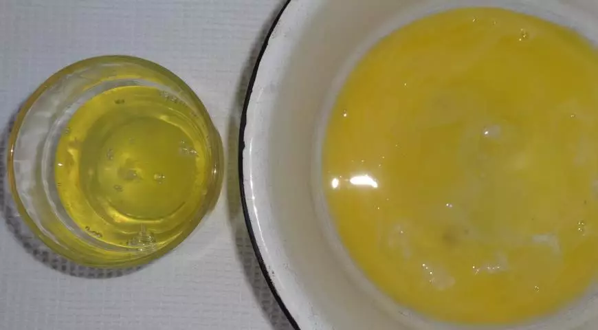 Pisahkan kuning telur dari protein