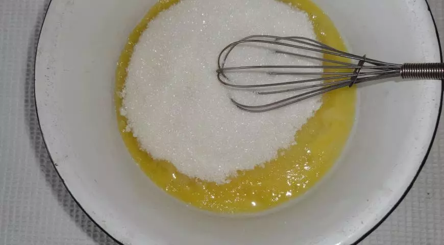 Pridajte cukor piesok na žĺtky