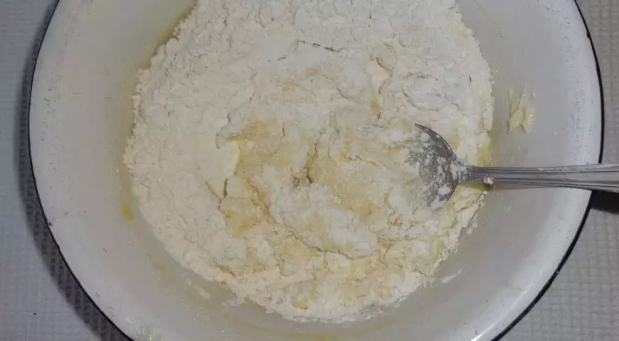 Ajouter à la masse de farine résultante