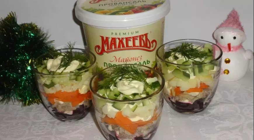 Priprema biljne salate s ribom konzervirano