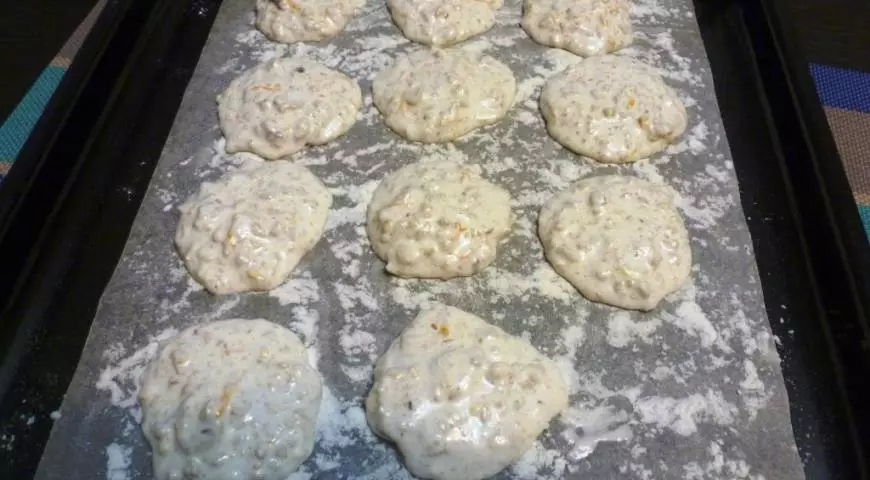 Ставите тесто за колачиће на лиму за печење и пеците до спремности
