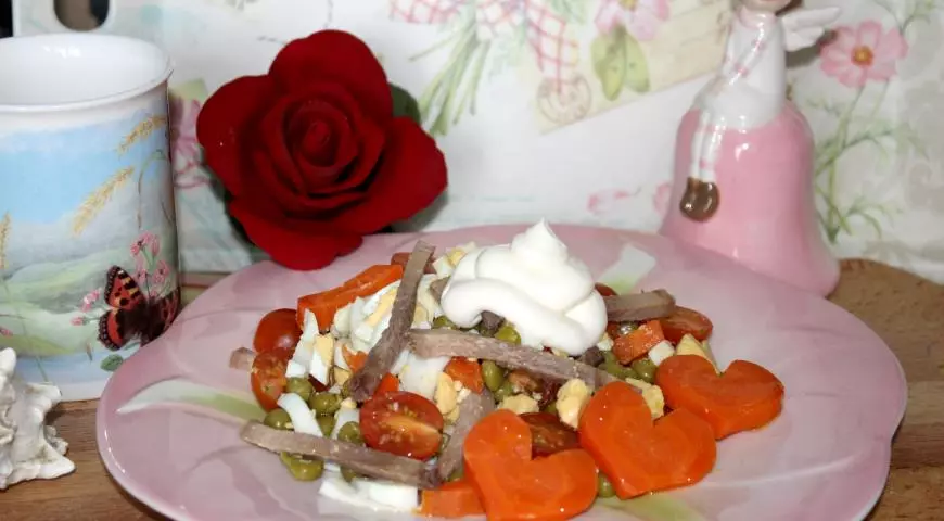 Nyiapake salad nganggo basa lan ceri