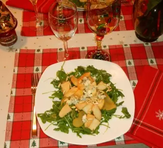 Salade peer met arugula en kaas dor blou