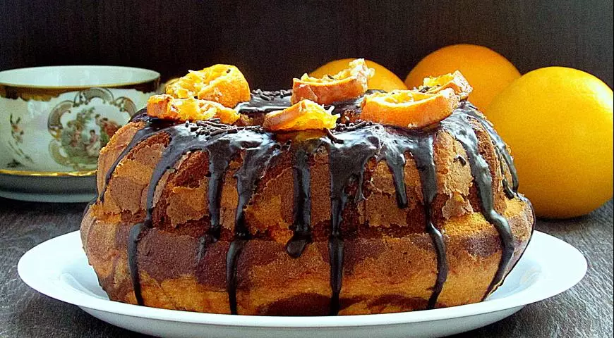 Preparando la magdalena de chocolate de mármol naranja