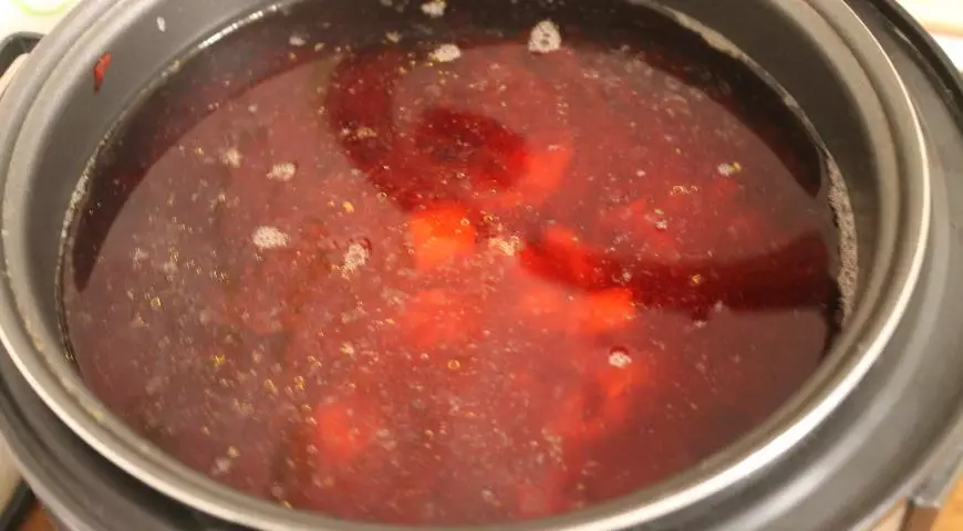 Gooi water na gestoofde bestanddele en kook borsch tot gereedheid