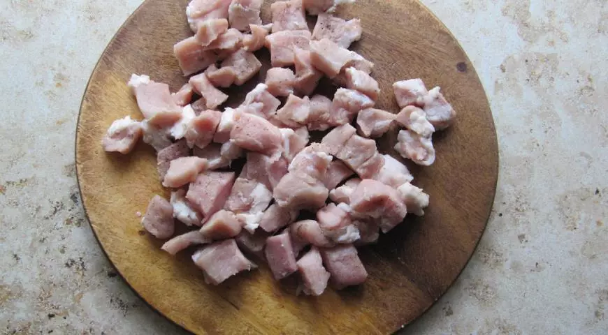 СРЈ се нарезано месо, додајте зачине