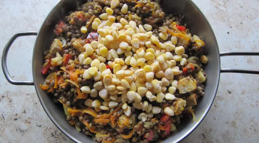 Aggiungi agli ingredienti fritti preparati lenticchie e mais