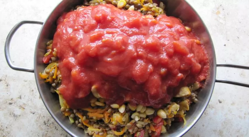 Přidat do masa se zeleninou a čočkou rajčaty ve vlastní šťávě a koření