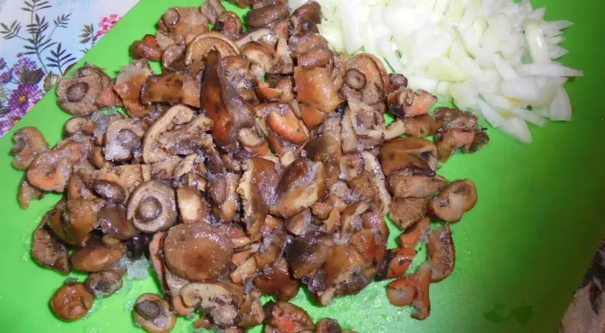 Gupitin ang busog at mushroom para sa salad