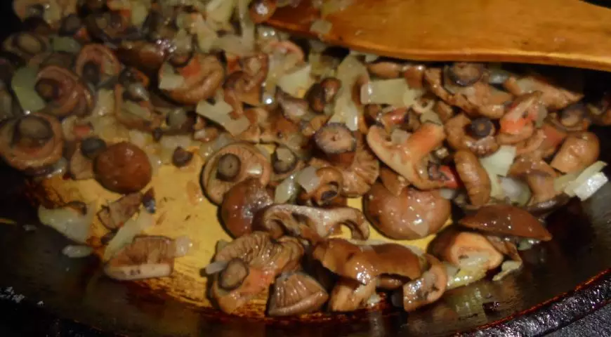 Kërpudhat e skuqura me qepë në një tigan
