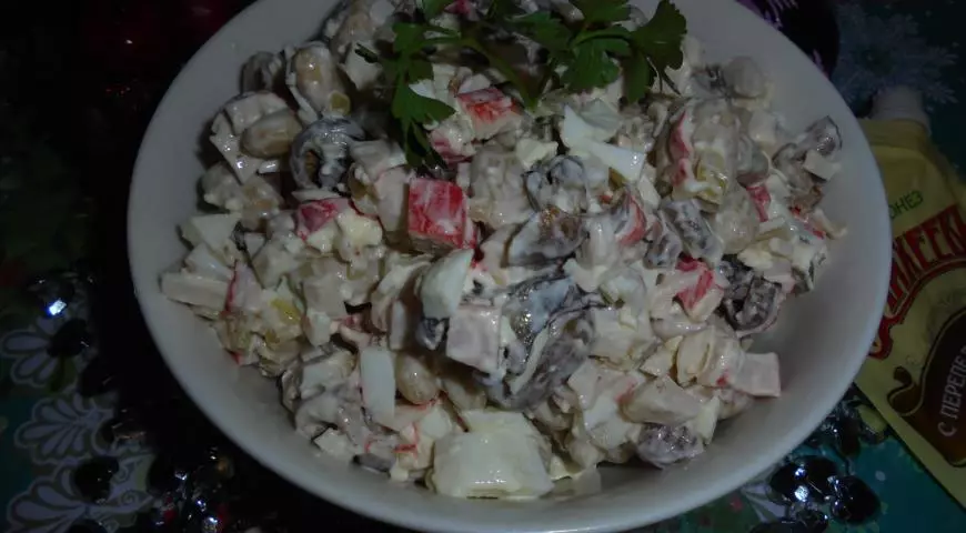Salat með sveppum, baunum og krabbi chopsticks eldsneyti majónesi
