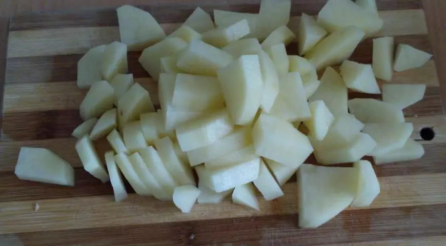 Gromperen schneiden fir Stew mat Champignonen