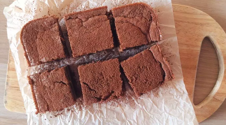 Voorbereiding van sjokolade magiese koek
