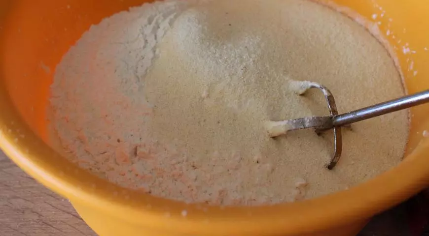 En la massa de formatge de casa, malgrat la farina i la sèmola, barrejar