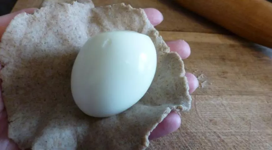 Boiled egg to wrap in a cake, bake