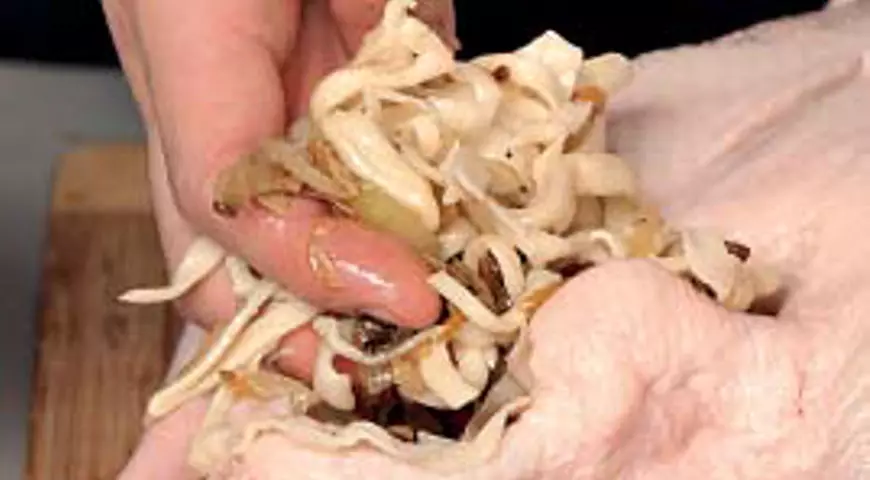 Фото готвење рецепт: патка со тестенини и печурки, чекор бр. 5