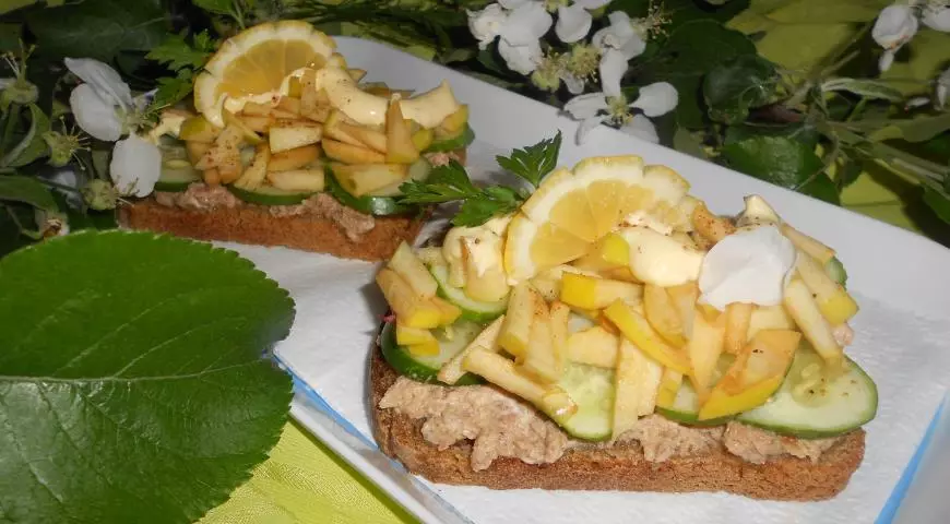 Tost üzərində tuna ilə salat