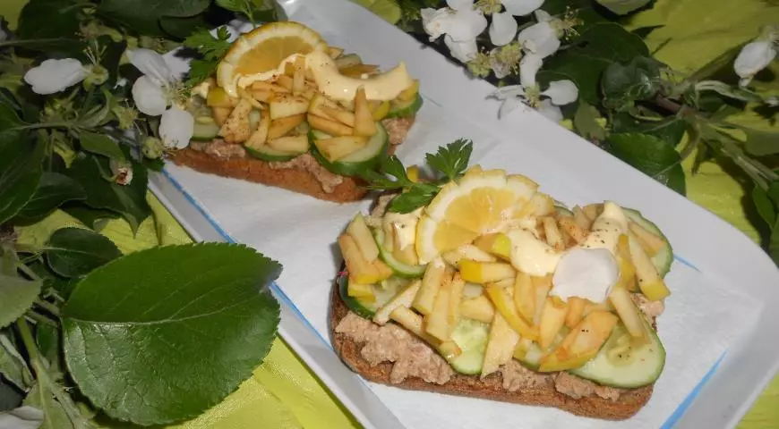 Preparando unha ensalada de atún en brindis