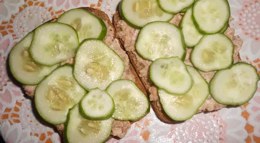 Poñer un atún no pan, poñer o pepino na parte superior